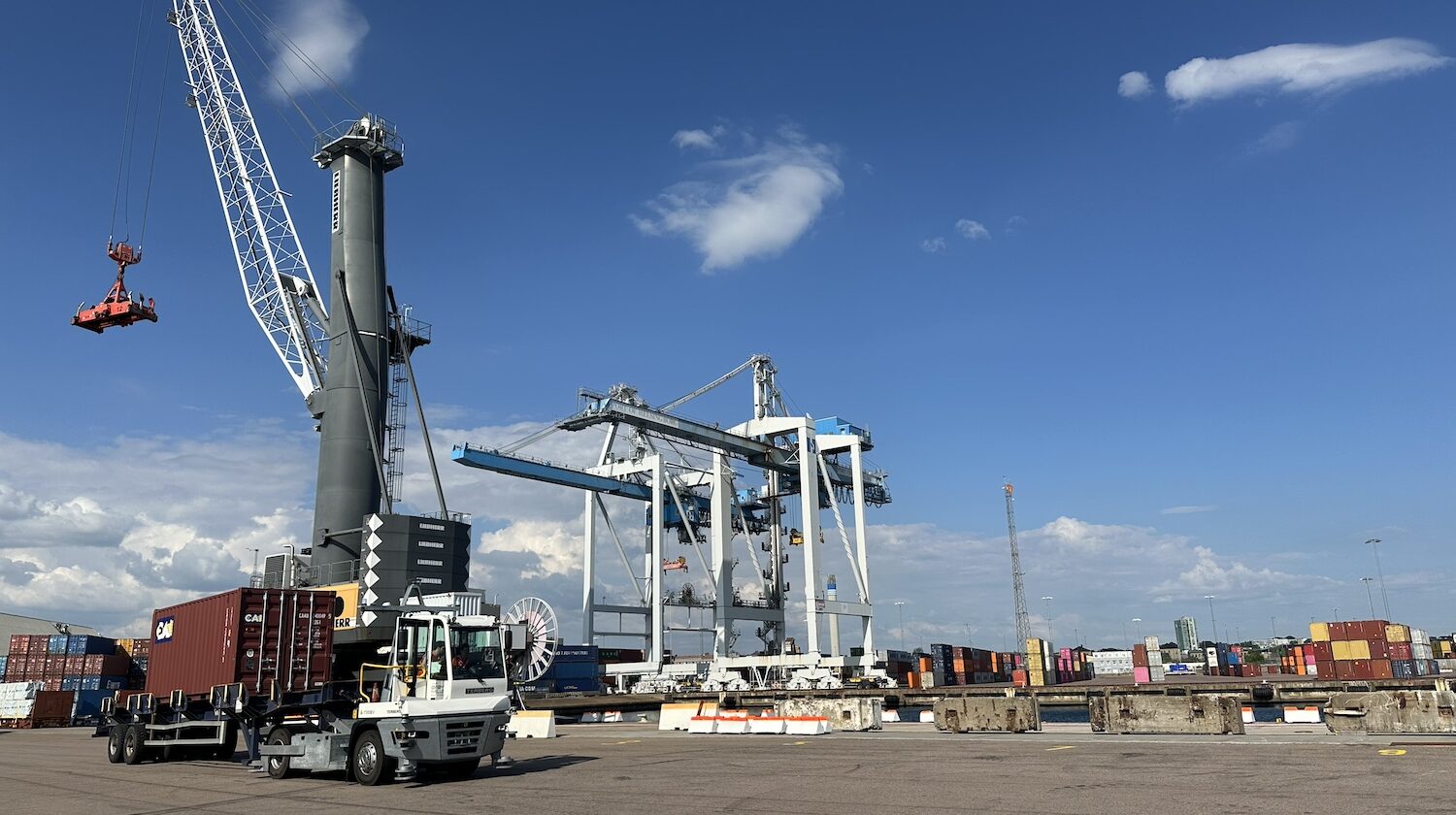 EasyMile introduces driverless terminal tractor at Port of Helsingborg ...